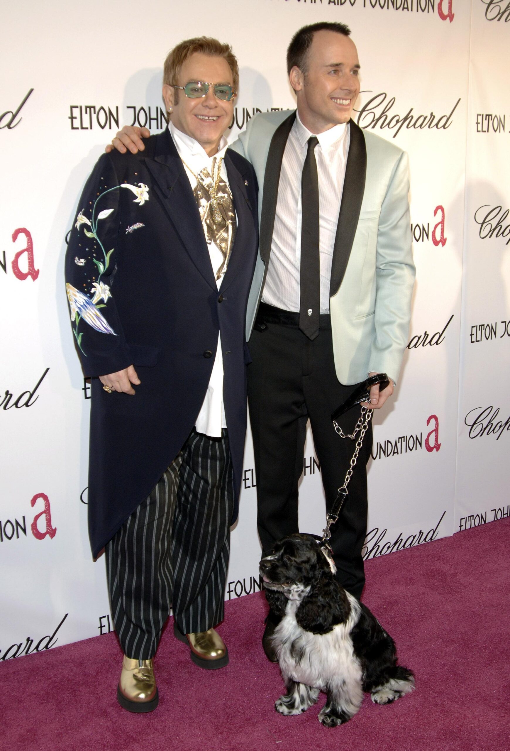 Elton John y su gran amor por los perrhijos, en especial por Arthur.